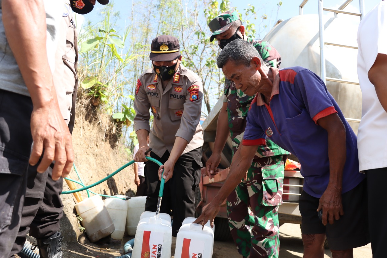 Polres Ponorogo Berikan Bantuan Air Bersih Untuk Masyarakat Terdampak Kekeringan - Media Seputar ...