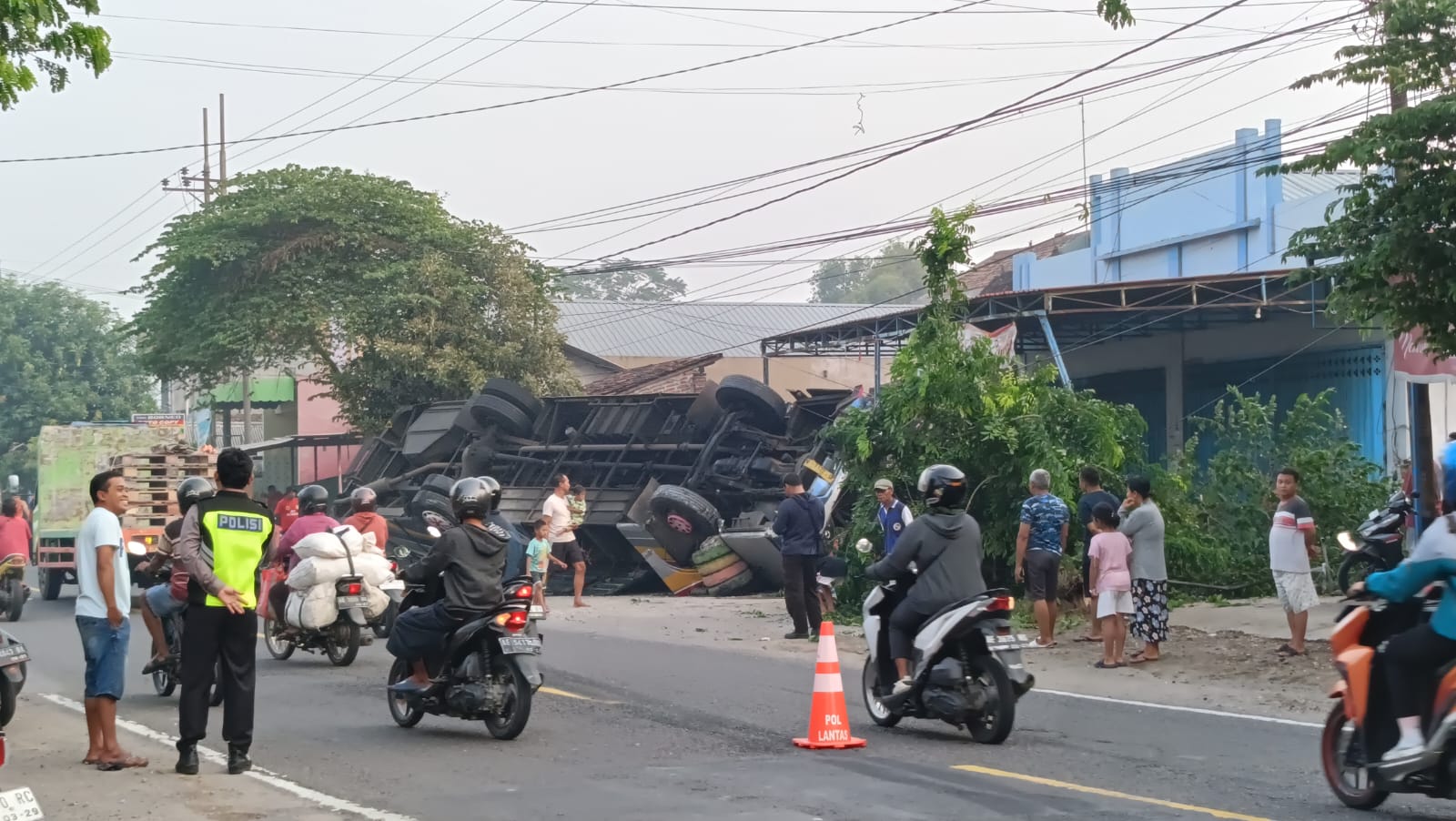 Bus Sumber Selamat Terguling di Magetan - Media Seputar Kita