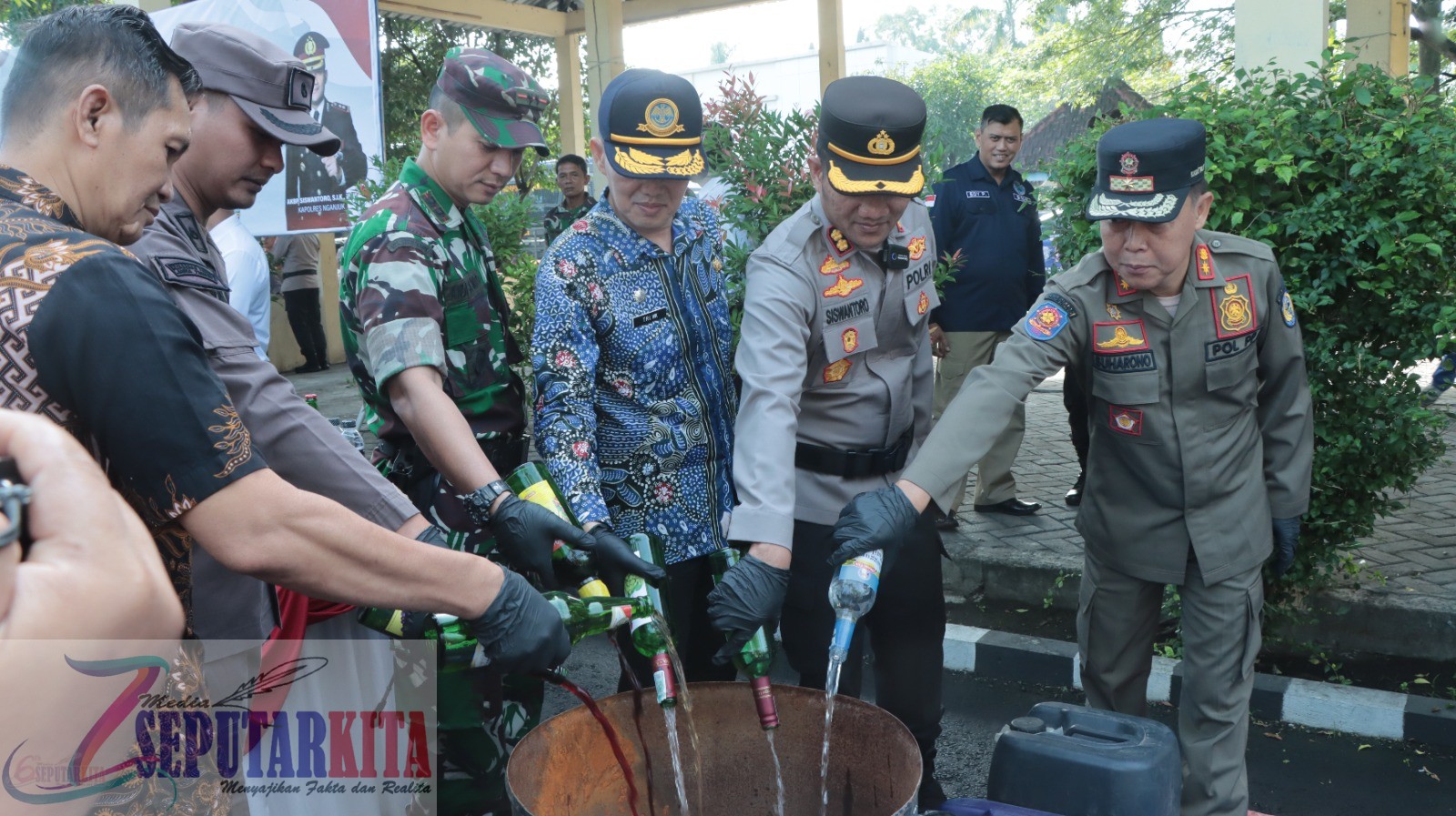 Polres Nganjuk Gelar Konferensi Pers Pemusnahan Barang Bukti Hasil Cipta Kondisi Jelang Idul ...